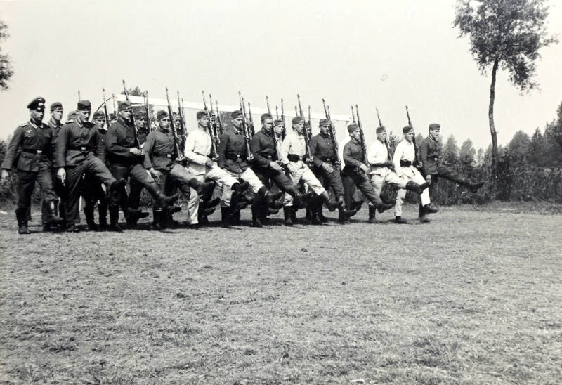 Soldaten üben Stechschritt - WDR Digit