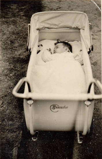 Baby im Kinderwagen 1935 - WDR Digit