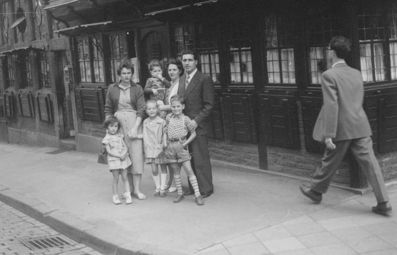 Vor dem Restaurant - WDR Digit