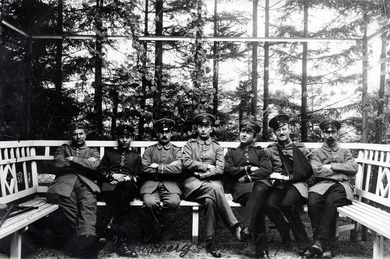 Soldaten auf der Bank - WDR Digit