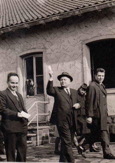 Lehrer auf dem Schulhof - WDR Digit