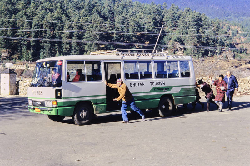 Liegengebliebener Reisebus - WDR Digit
