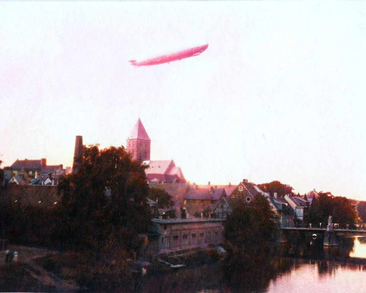 "Graf Zeppelin" über Rheine - WDR Digit